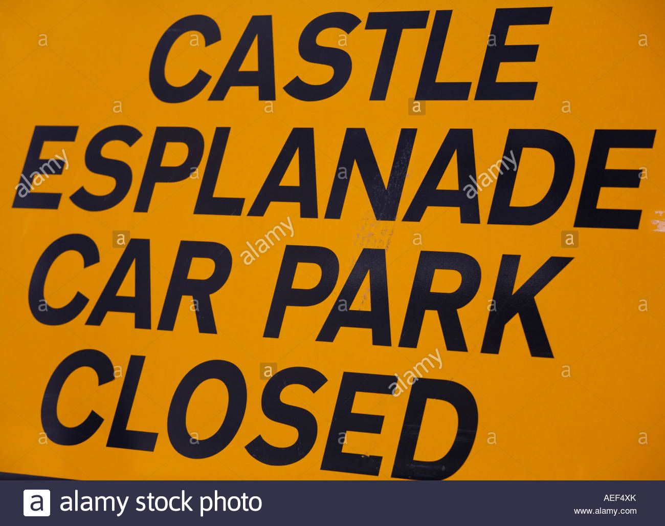 Edinburgh castle car park closed signpost Stock Photo - Alamy