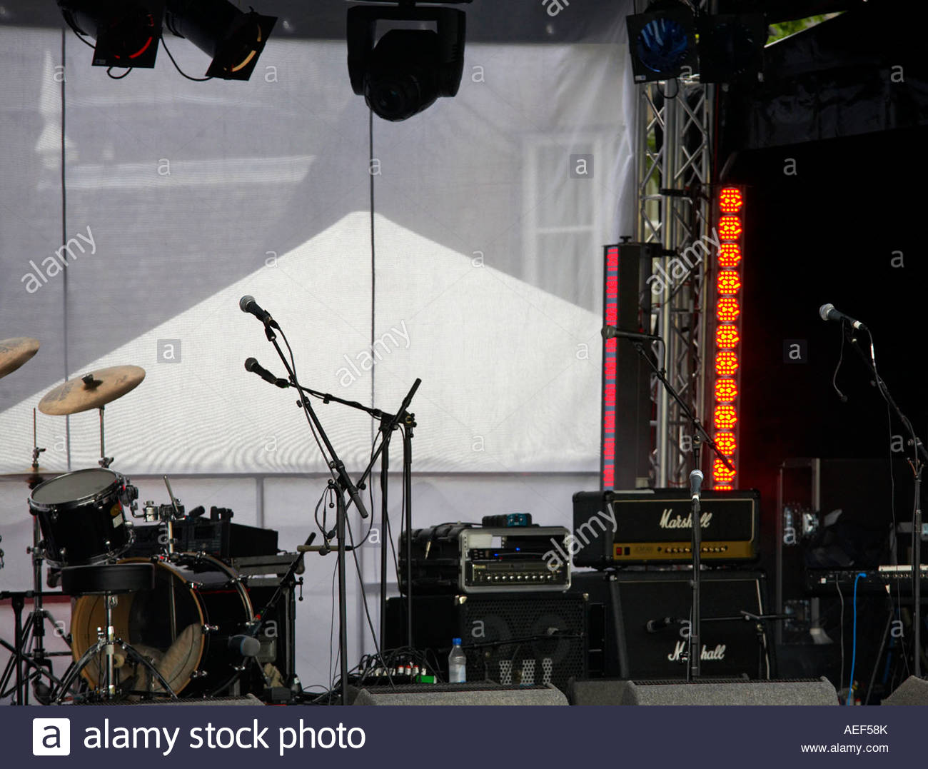 Empty stage hi-res stock photography and images - Alamy