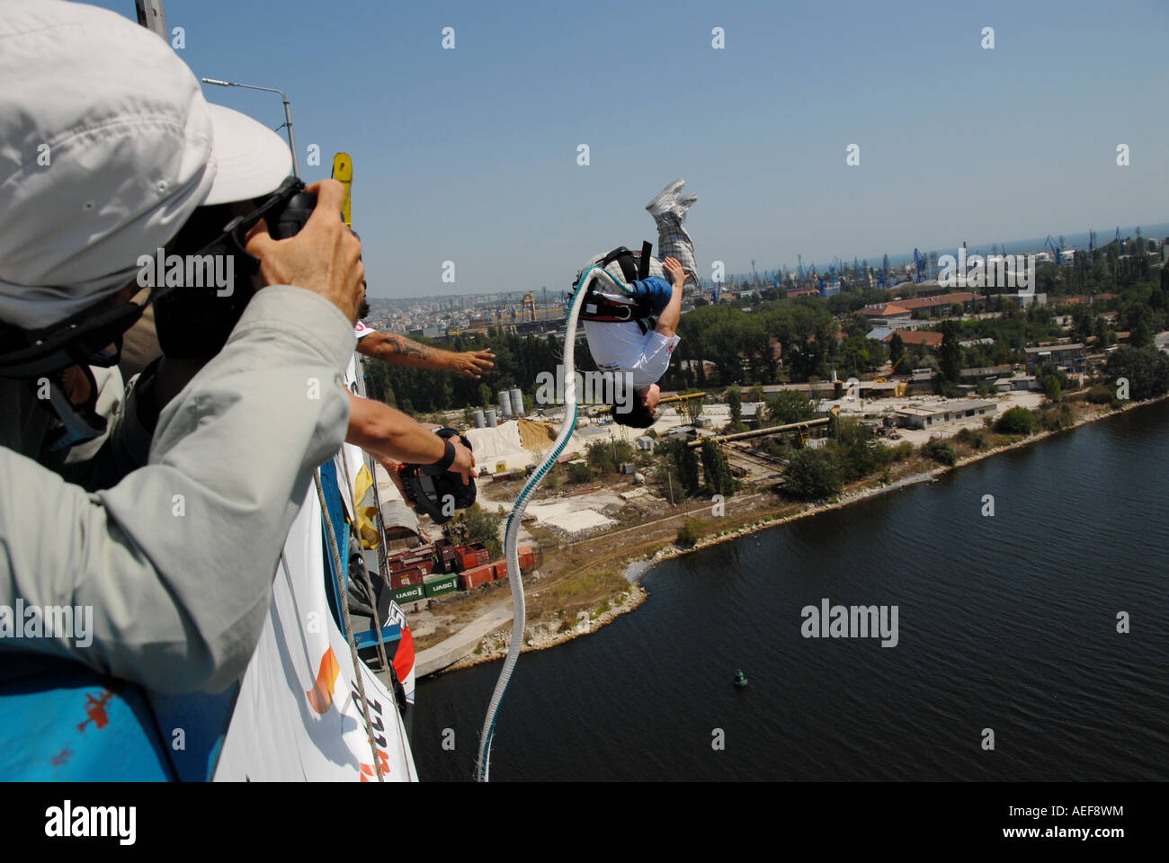 Persona bungee jumping hi-res stock photography and images - Alamy