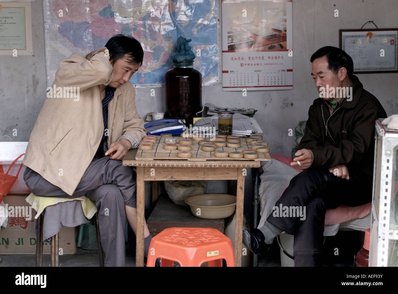 Two men playing draughts on Tibetan street Stock Photo - Alamy