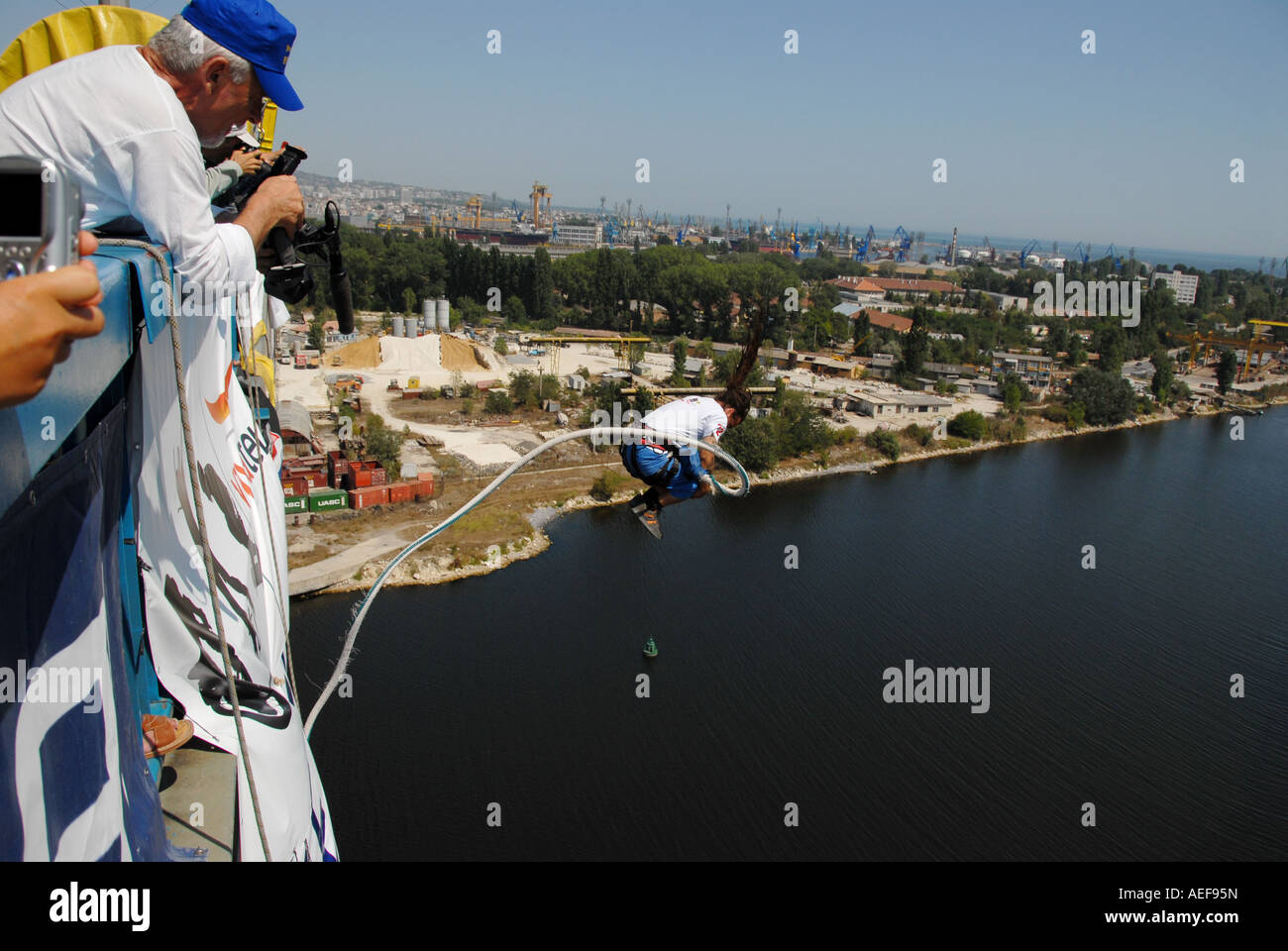 Persona bungee jumping hi-res stock photography and images - Alamy