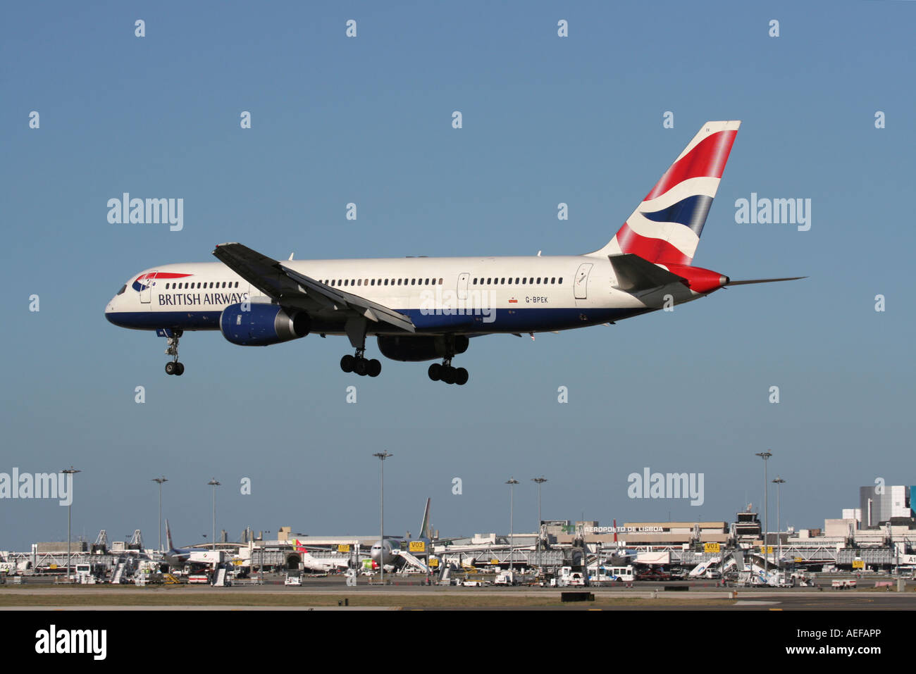British Airways Boeing 757-200 about to land at Lisbon Airport Stock ...