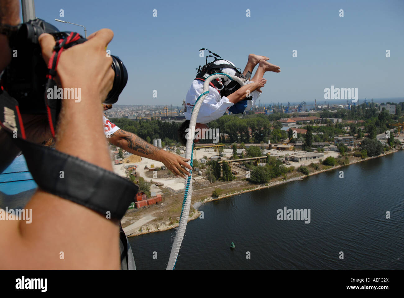 Persona bungee jumping hi-res stock photography and images - Alamy