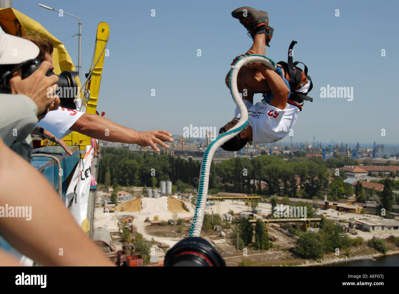 Persona bungee jumping hi-res stock photography and images - Alamy