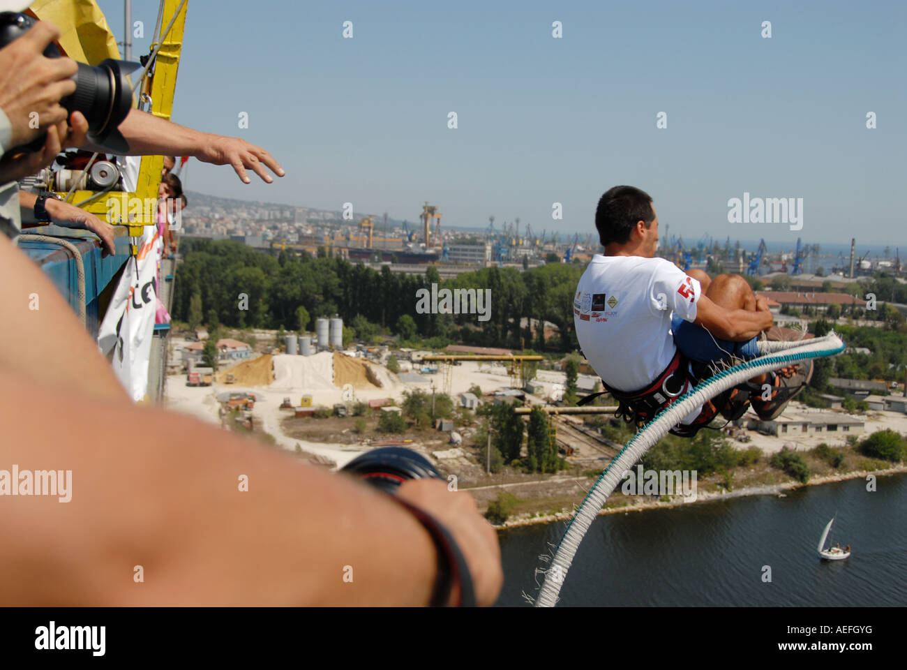 Persona bungee jumping hi-res stock photography and images - Alamy