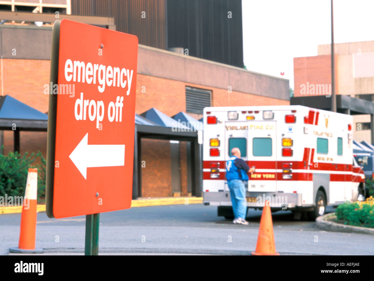 Emergency Drop Off sign with ambulance in background Stock Photo - Alamy