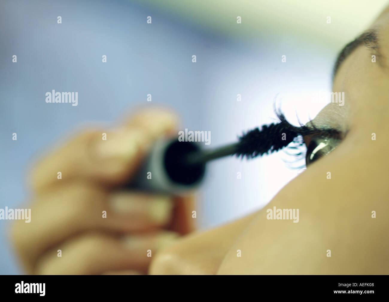 Woman applying mascara Stock Photo - Alamy
