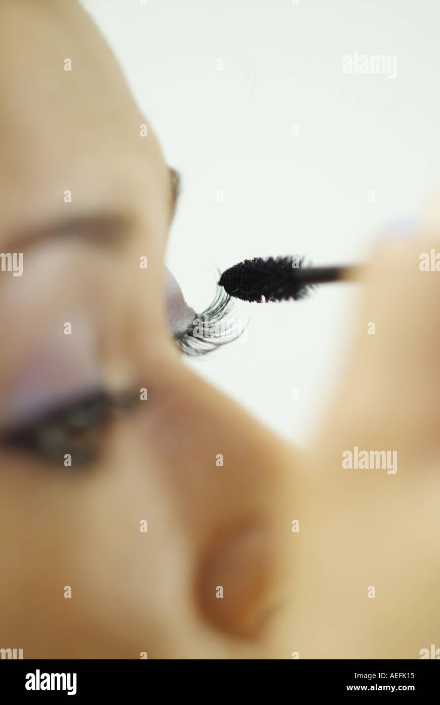 Woman applying mascara Stock Photo - Alamy