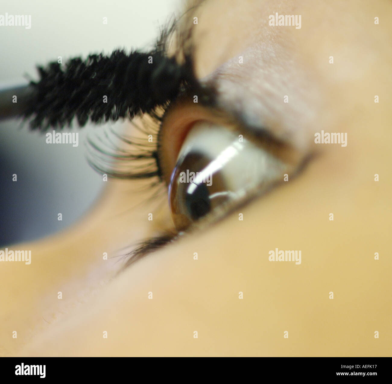 Woman applying mascara Stock Photo - Alamy