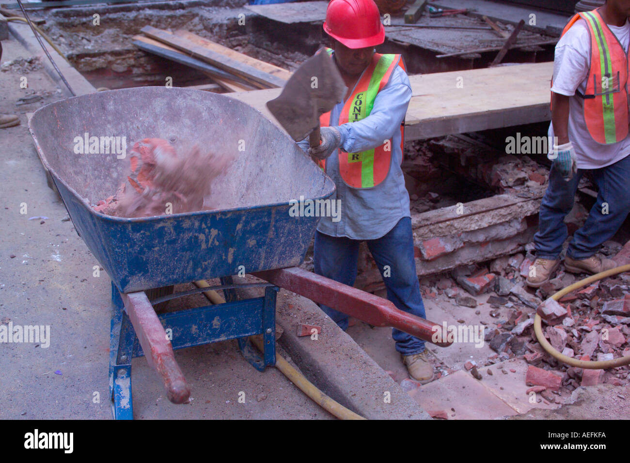 Construction worker with wheelbarrow Stock Photo - Alamy