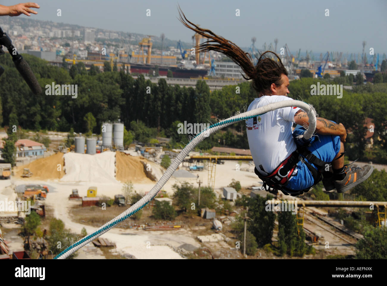 Persona bungee jumping hi-res stock photography and images - Alamy