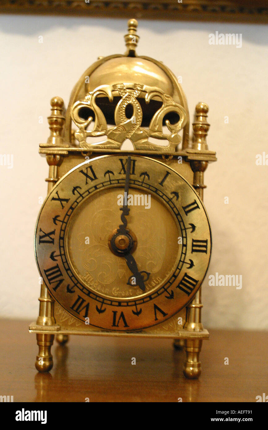 Retro round clock faces hi-res stock photography and images - Alamy