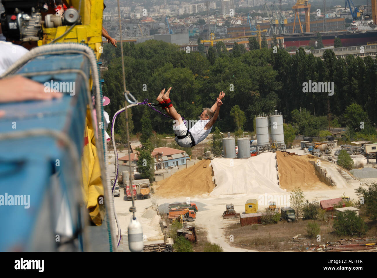 Persona bungee jumping hi-res stock photography and images - Alamy