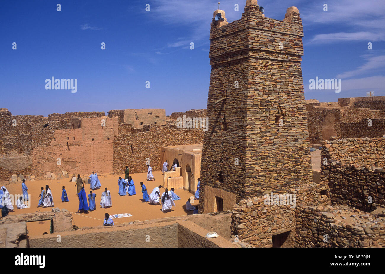 People coming to Friday pray in Chinguetti Mosque Mauritania Stock ...