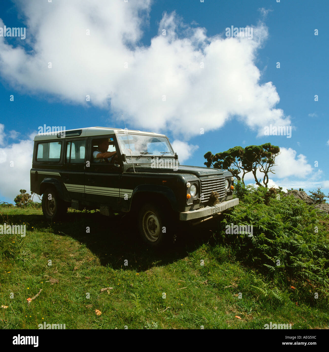 English countryside land rover defender hi-res stock photography and ...