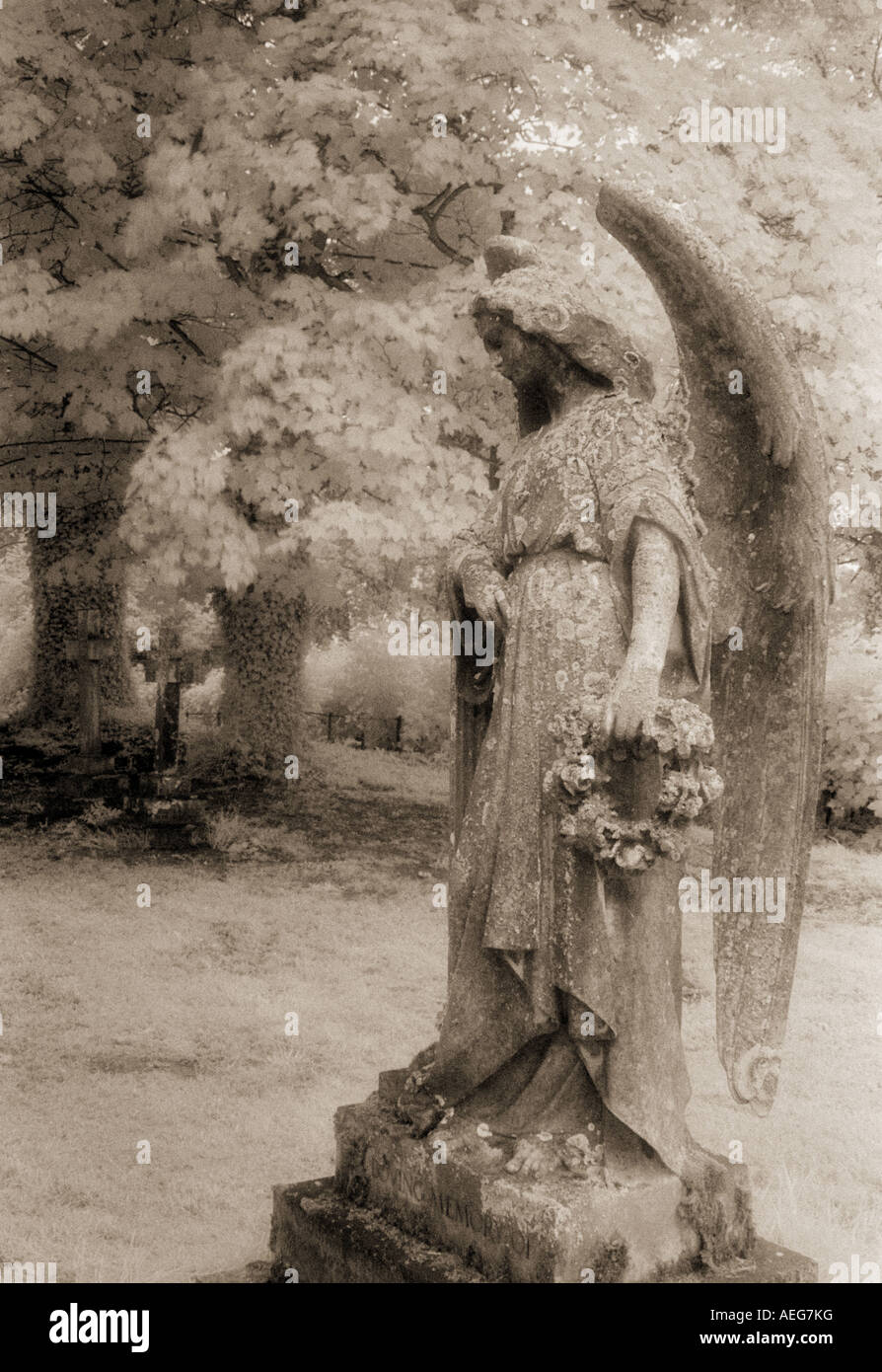 Infrared statue angel hi-res stock photography and images - Alamy