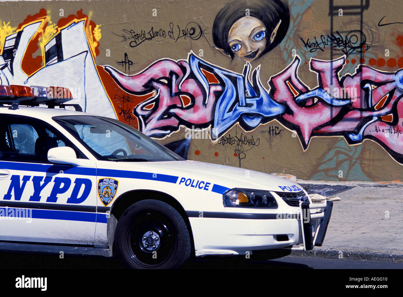 Car in front of graffiti hi-res stock photography and images - Alamy