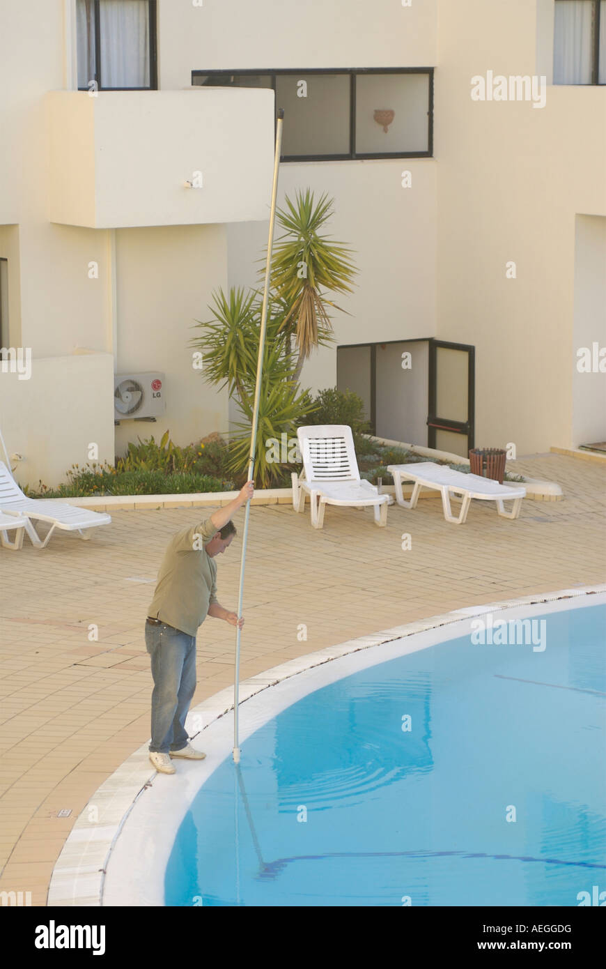 man cleaning hotel pool Stock Photo - Alamy