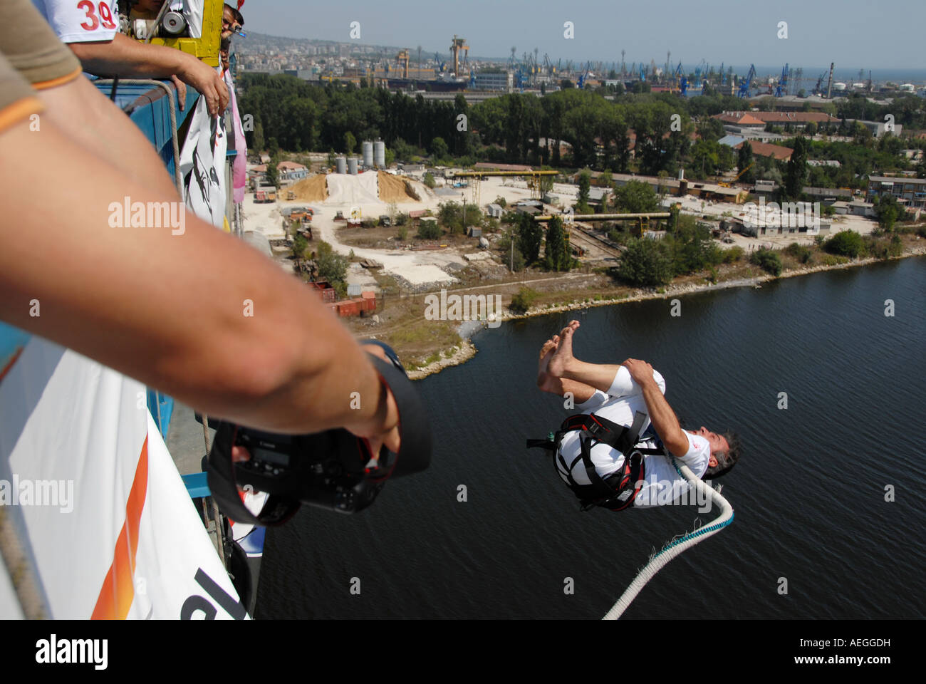 Persona bungee jumping hi-res stock photography and images - Alamy