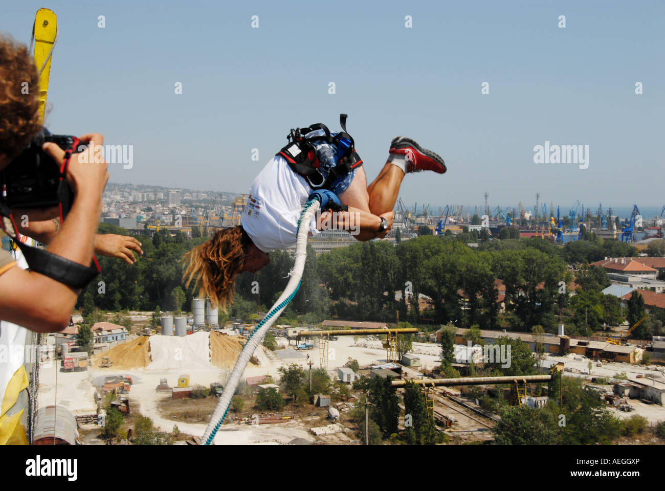 Persona bungee jumping hi-res stock photography and images - Alamy