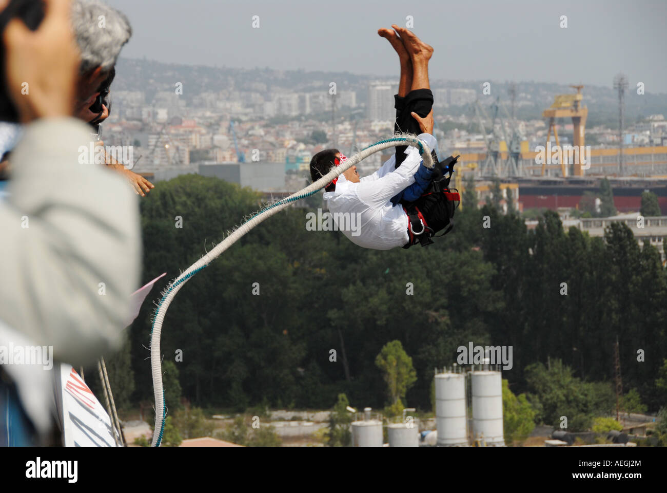 Persona bungee jumping hi-res stock photography and images - Alamy