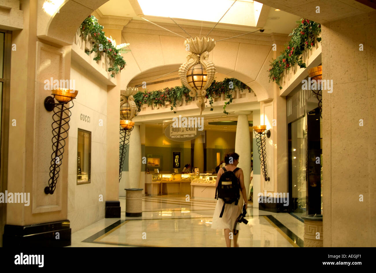 Bahamas Paradise Island shops at Atlantis resort and casino Stock Photo ...