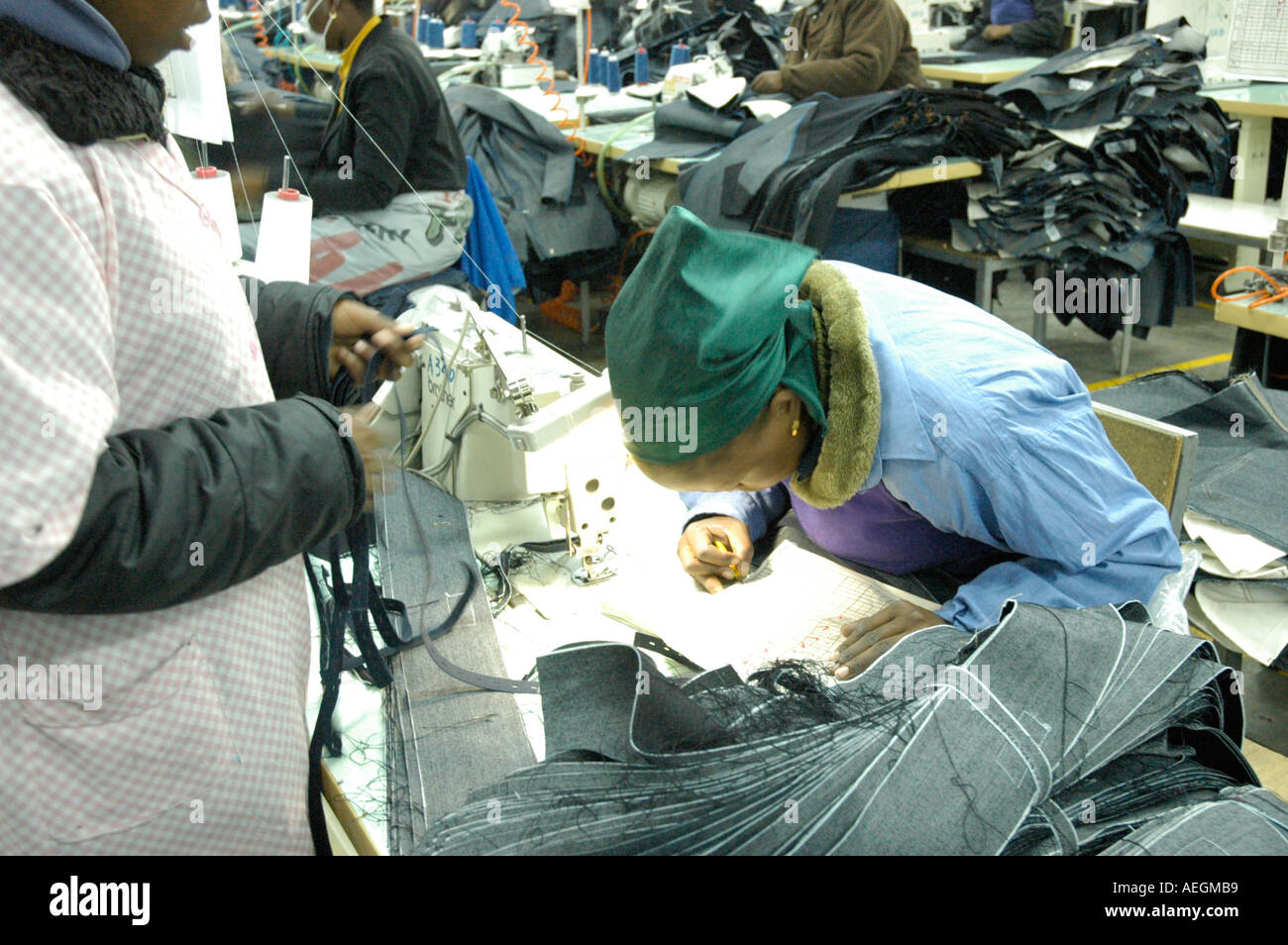 Chinese factory workers hi-res stock photography and images - Alamy