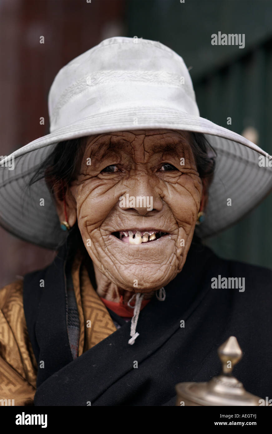 Portrait of a Tibetan lady in Lhasa Stock Photo - Alamy