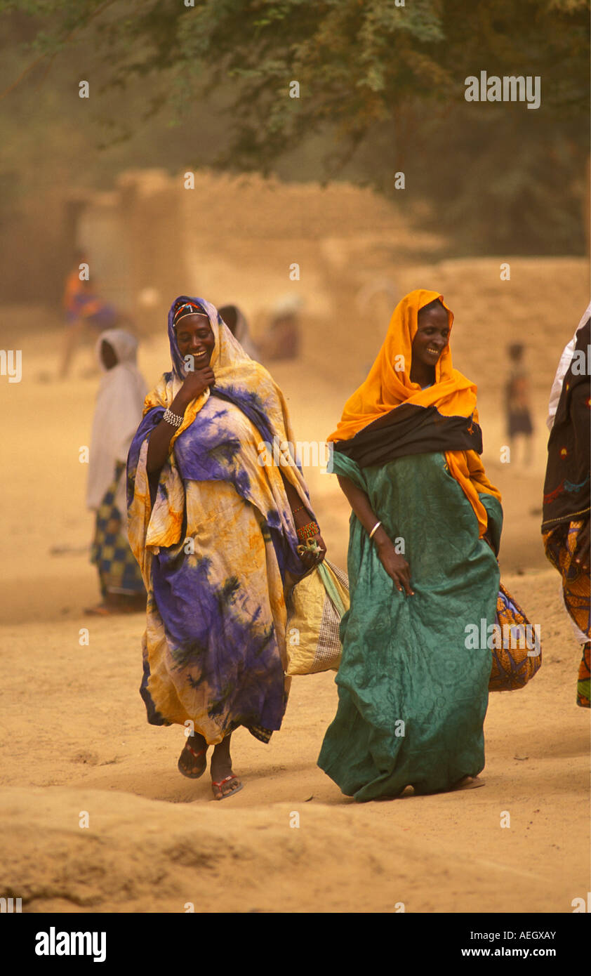 Mali Timbuktu, Bamba, Mid adult women of Sonrai tribe walking with bags ...