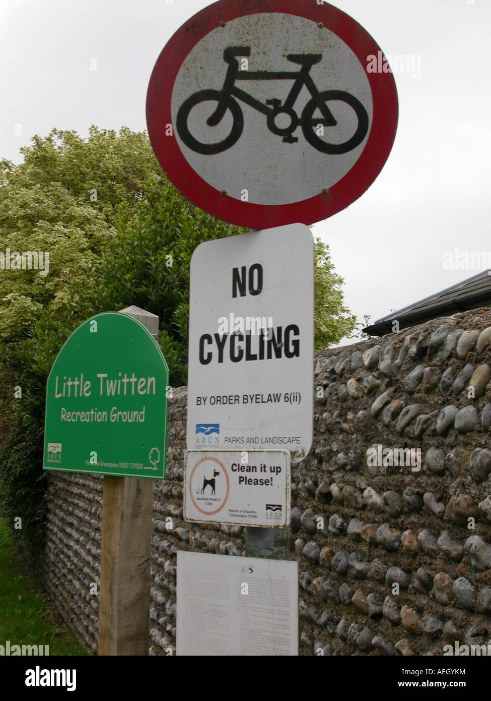 Public footpath no cycling signs hi-res stock photography and images ...