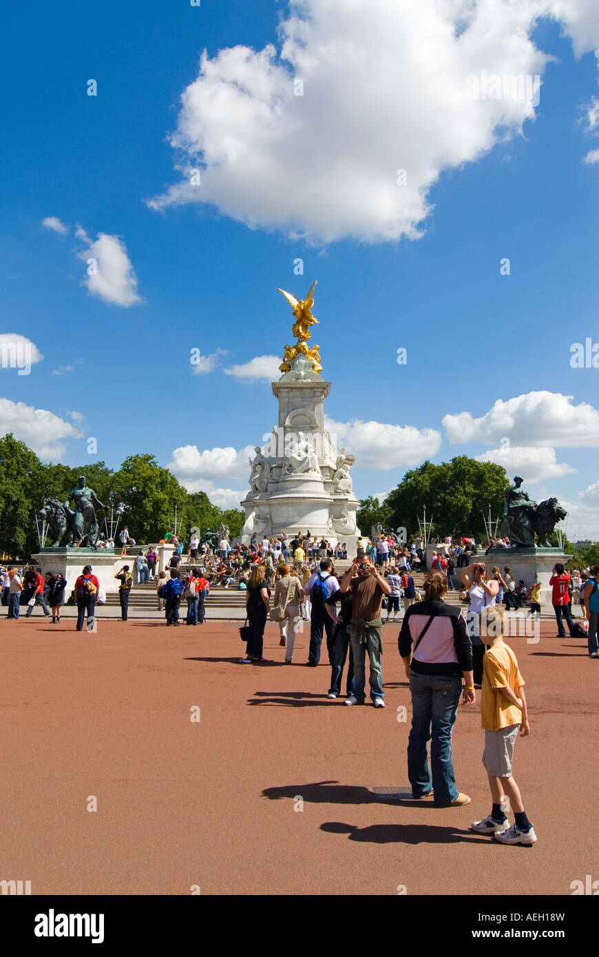 Vertical wide angle of the Victoria Memorial and the Mall on a sunny ...