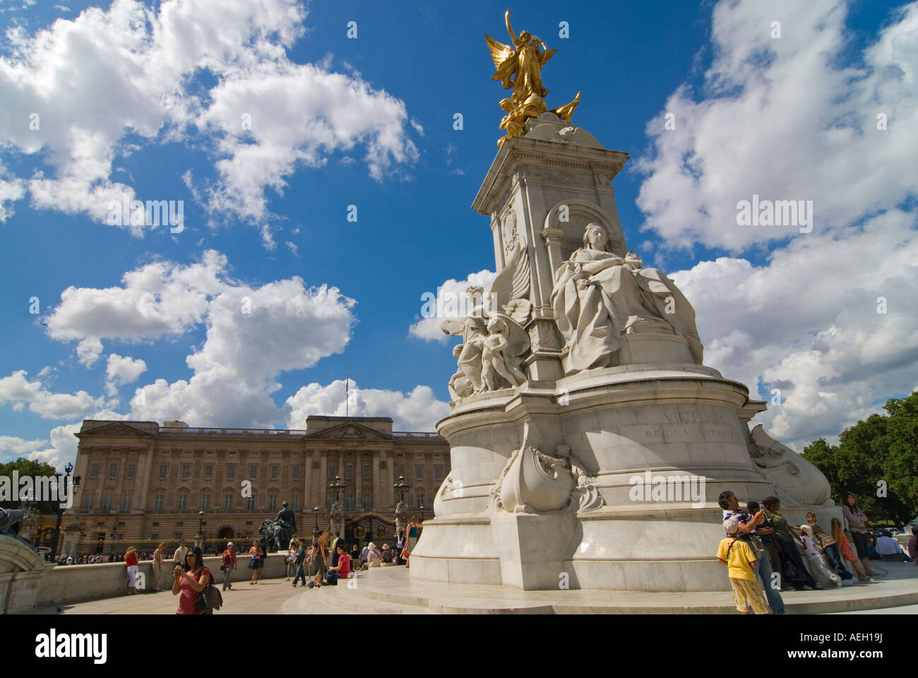 Front elevation buckingham palace royal hi-res stock photography and ...