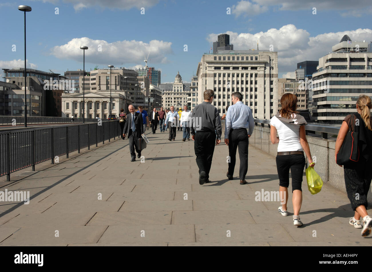 Women work london bridge hi-res stock photography and images - Alamy