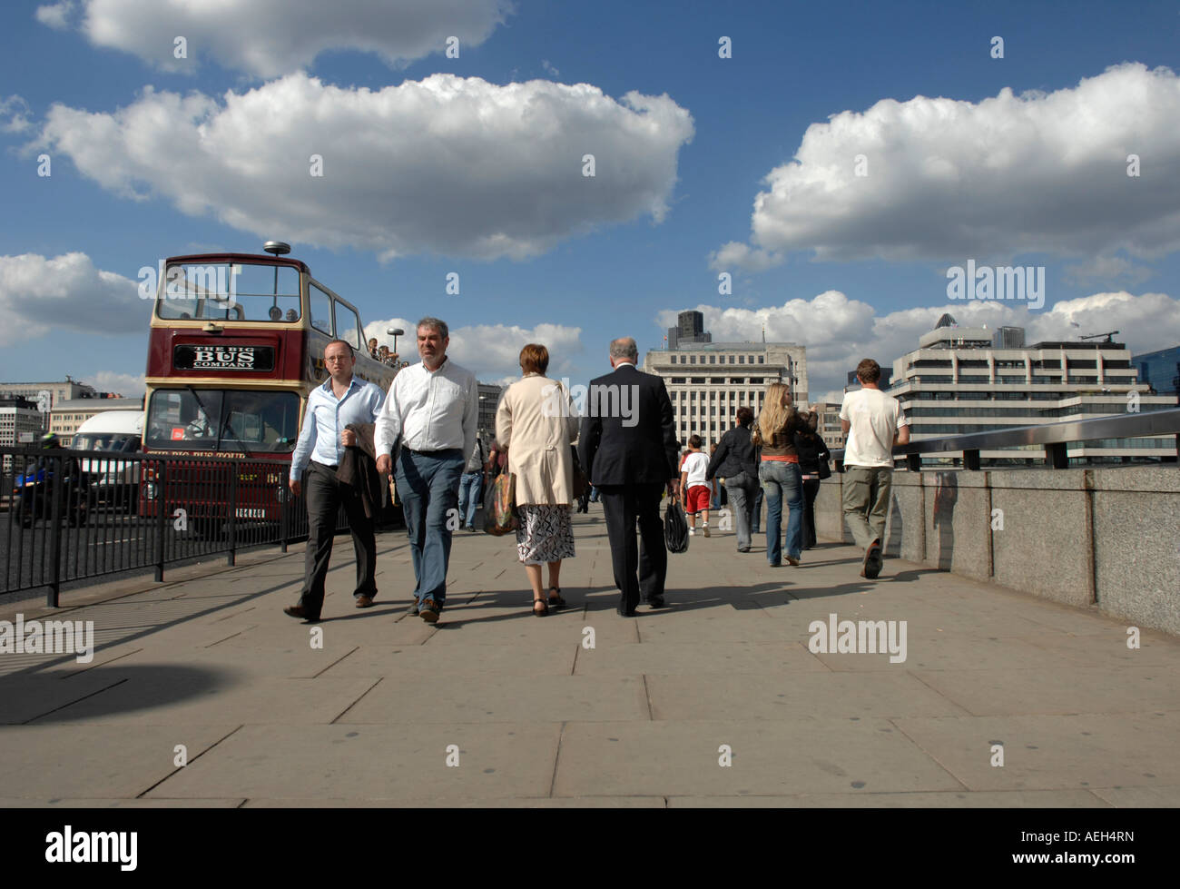 Women work london bridge hi-res stock photography and images - Alamy