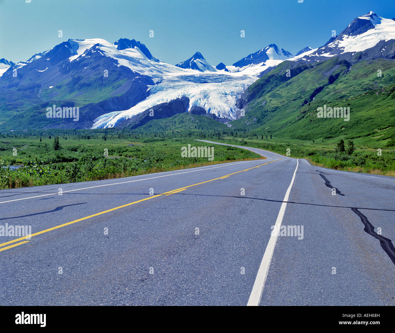 Alaska highways and roadways mountains hi-res stock photography and ...