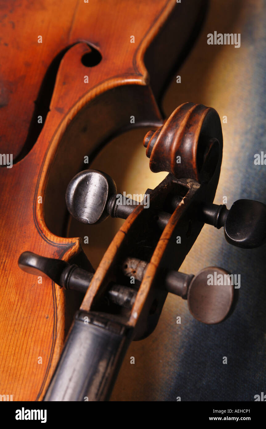 Antique violins hi-res stock photography and images - Alamy