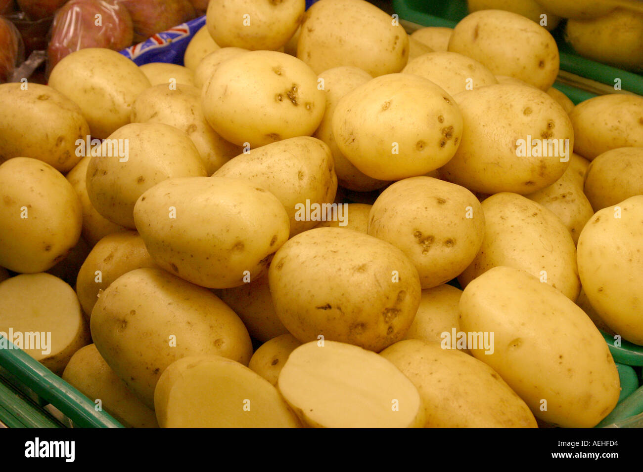 Fresh potatoes at a market stall Stock Photo - Alamy