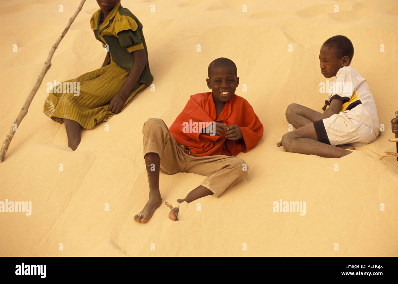 Mali Bamba, Boys of Sonrai tribe playing in sand Stock Photo - Alamy