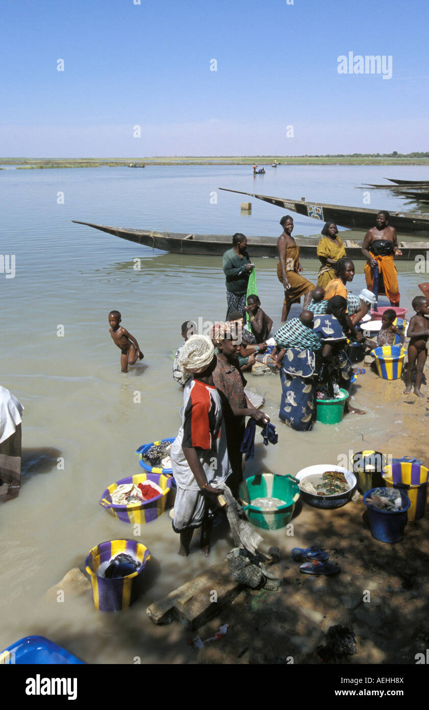 African women wash in river hi-res stock photography and images - Alamy