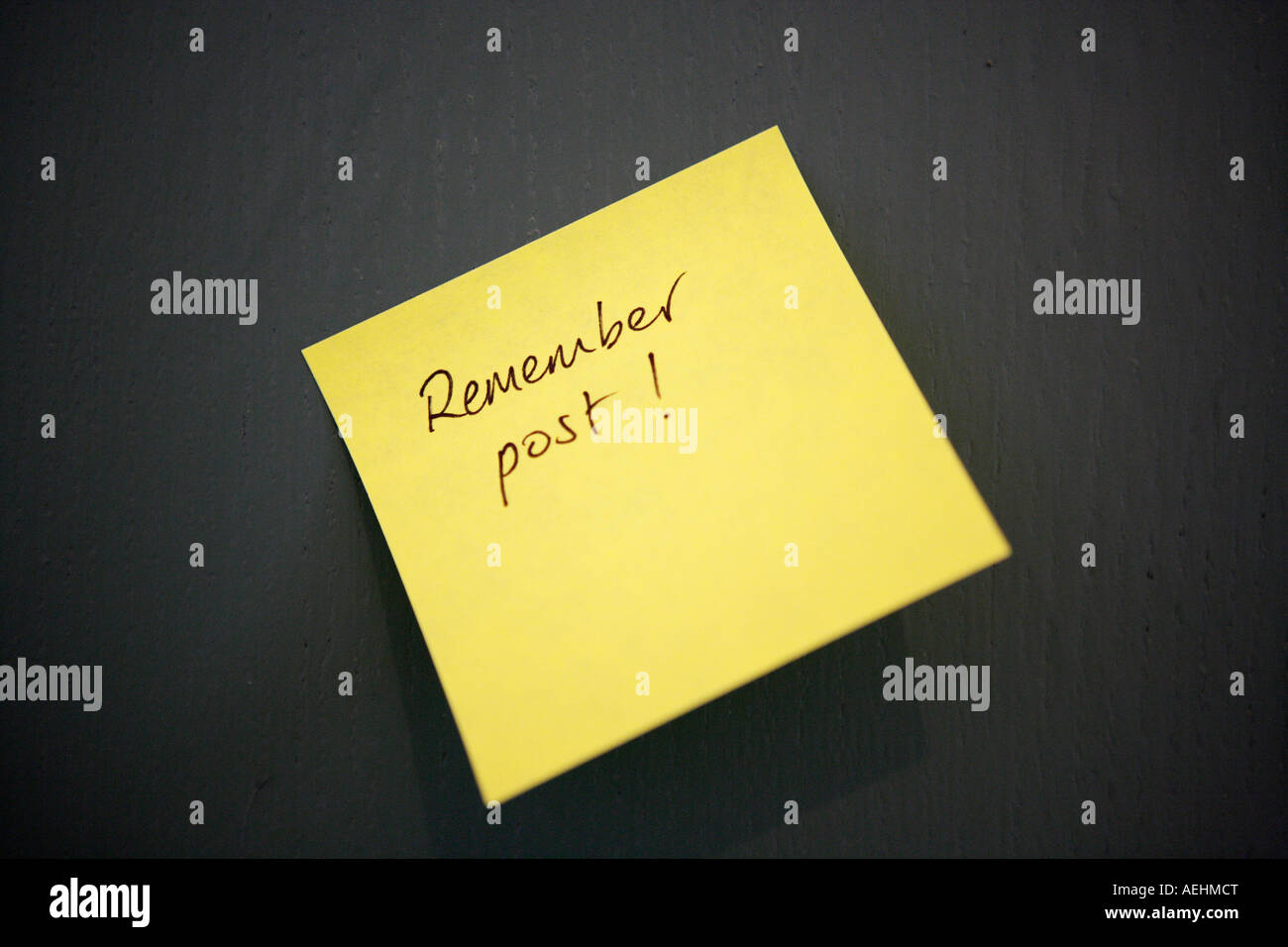 Post it note on back of door reminding to remember post Stock Photo - Alamy