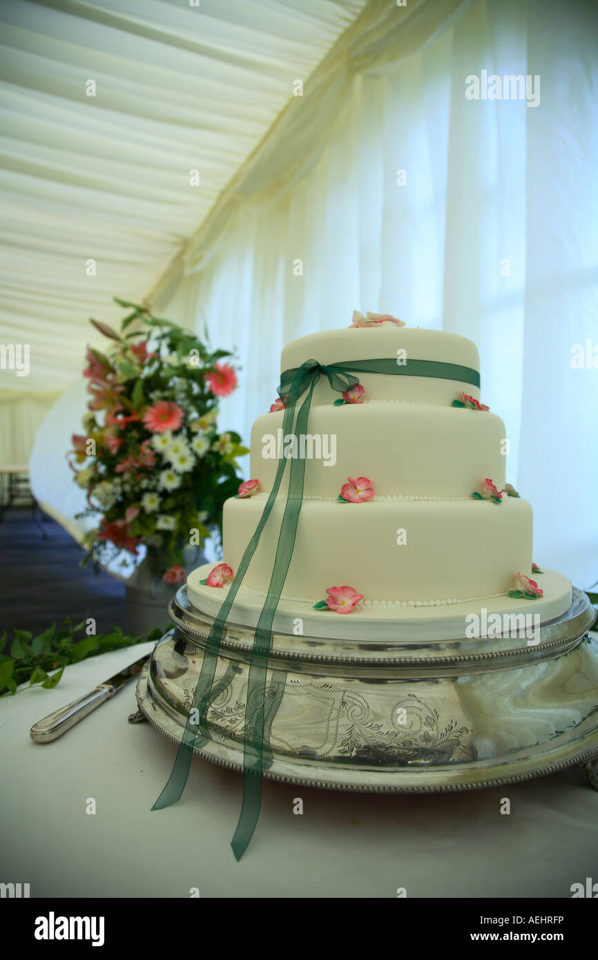 3 tier wedding cake on display in a marquee at an English wedding Stock ...