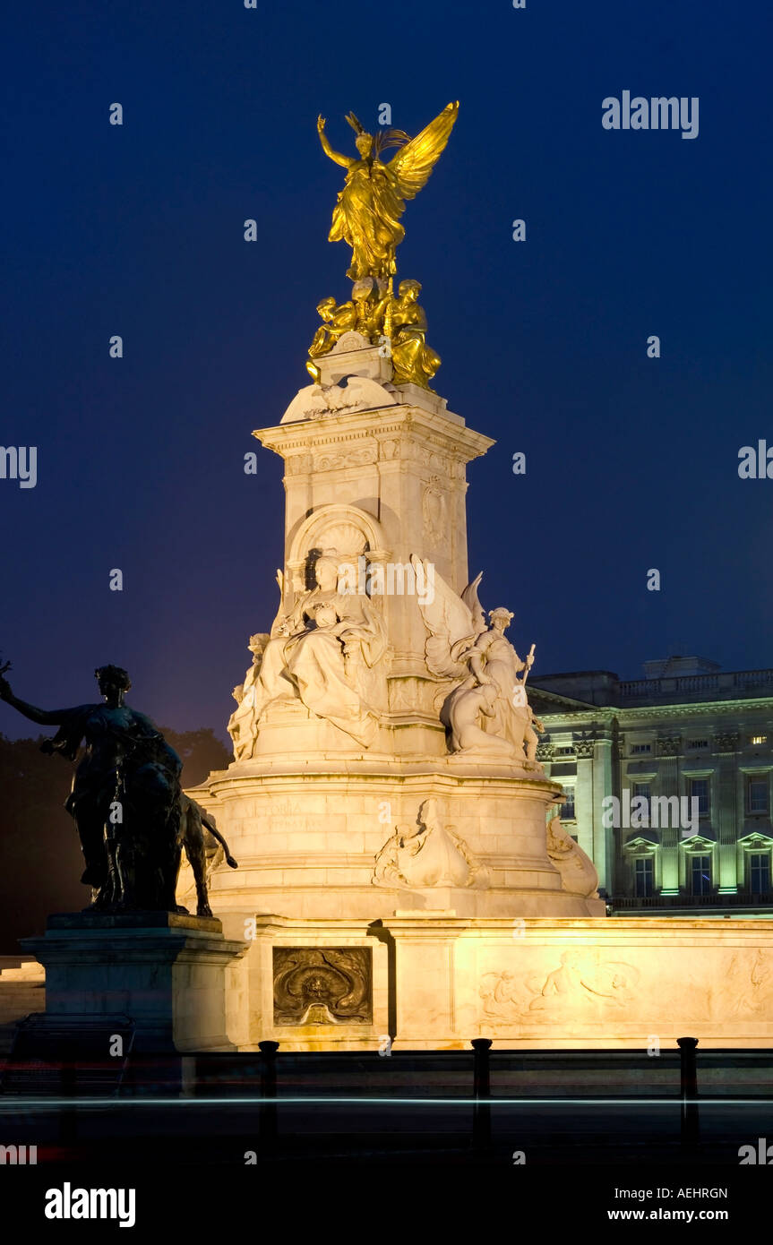 Victoria monument buckingham palace night hi-res stock photography and ...