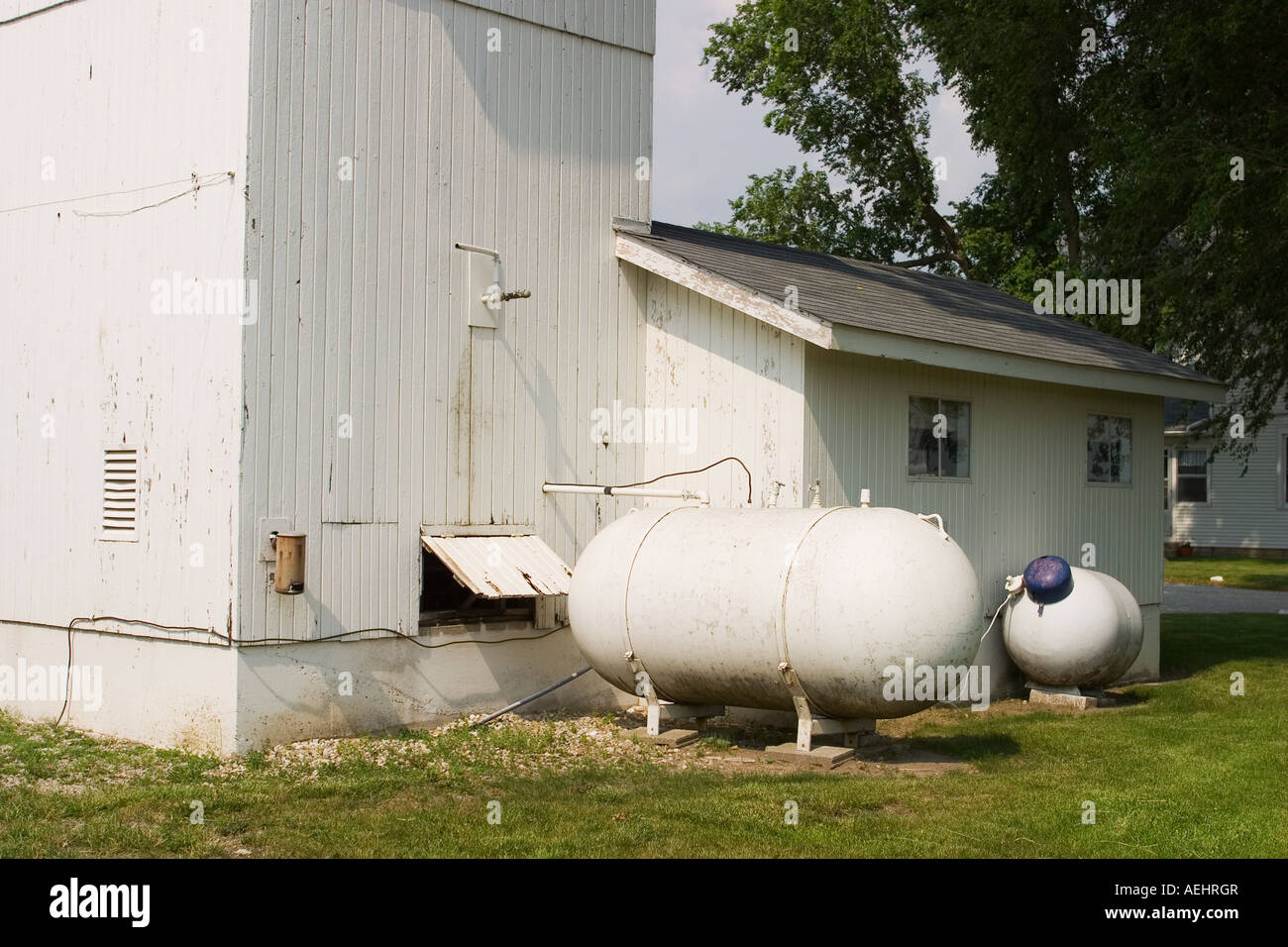 ILLINOIS Arcola Two propane tanks outside Amish family home used as ...