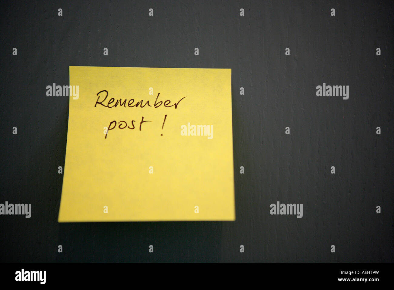 Post it note on back of door reminding to remember post Stock Photo - Alamy