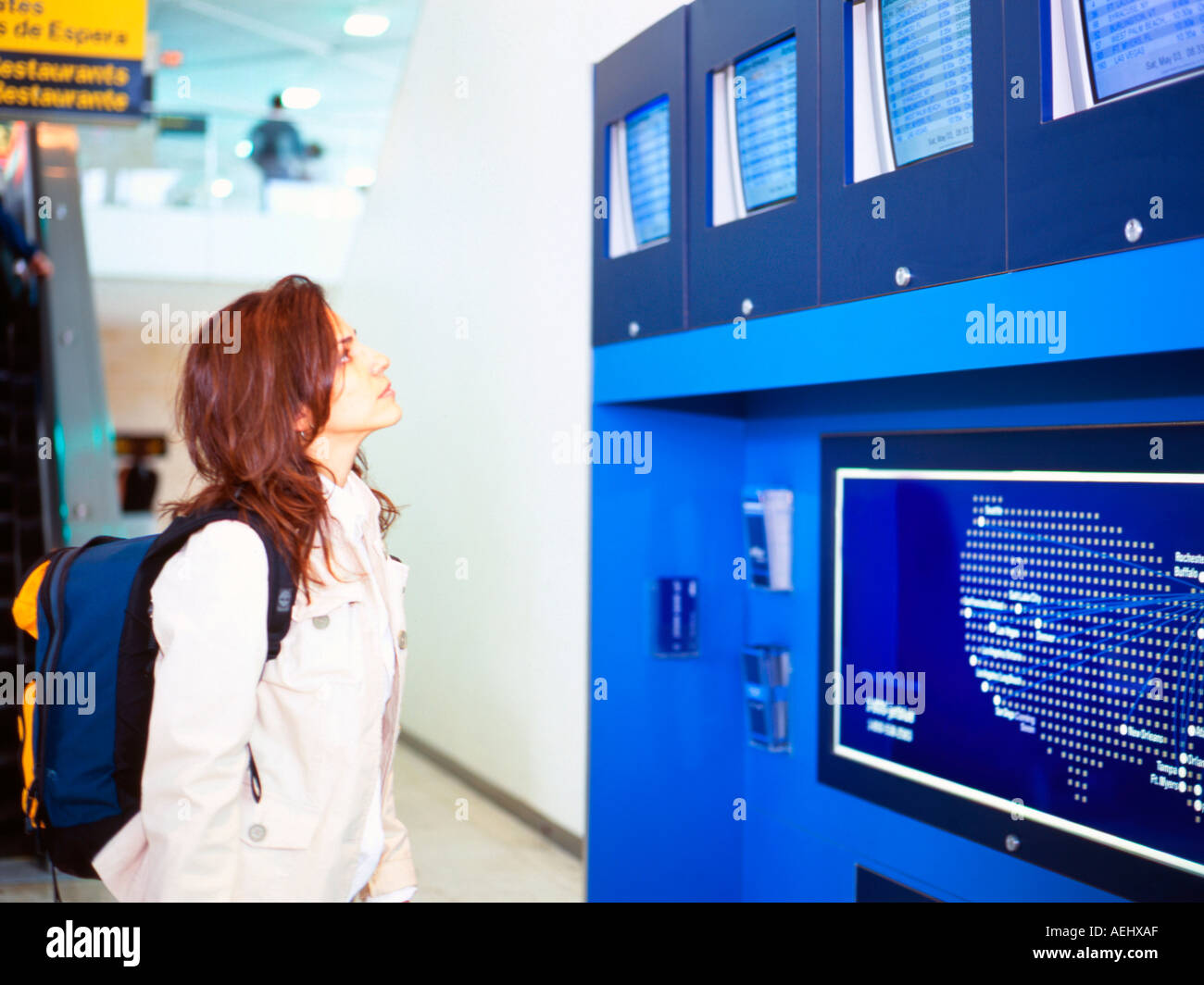 Flight schedule monitors hi-res stock photography and images - Alamy