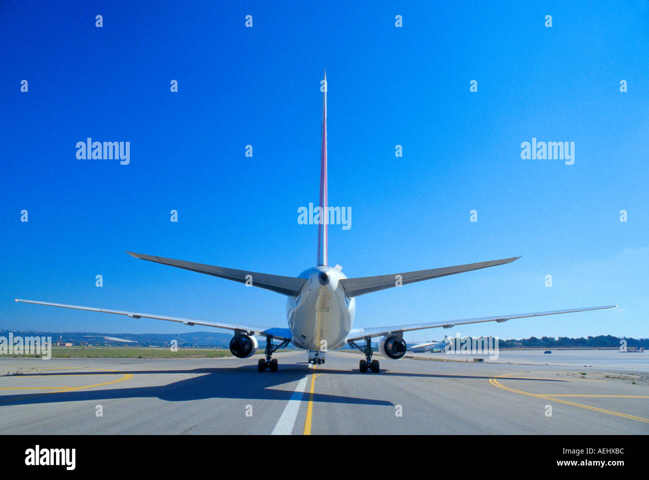Back of plane ready for takeoff Stock Photo - Alamy