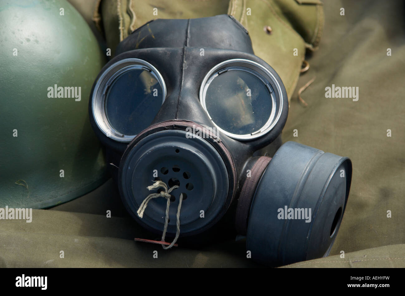 Gas mask ww2 hi-res stock photography and images - Alamy