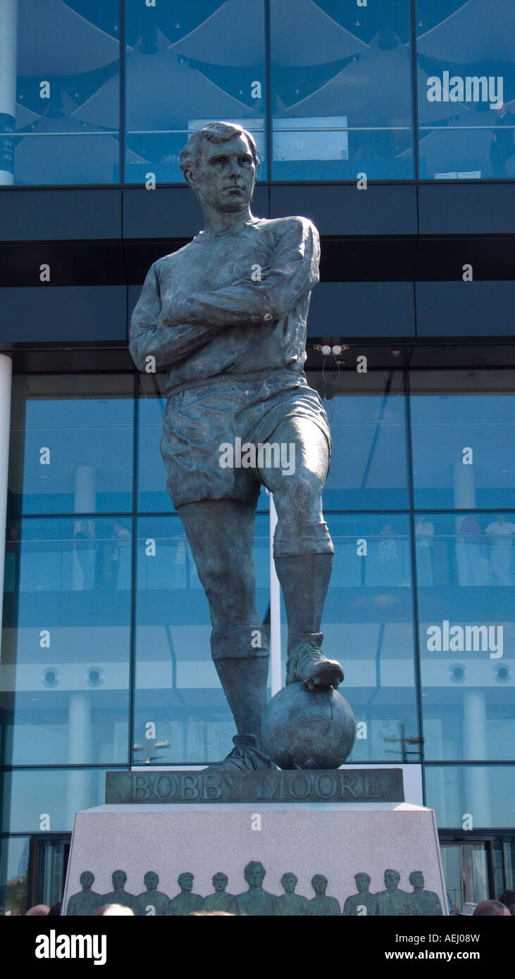 bobby moore statue wembley stadium Stock Photo - Alamy