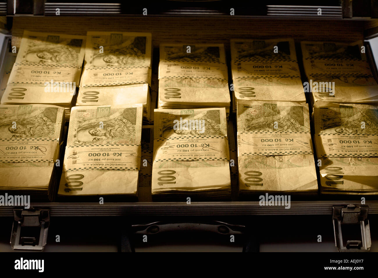 Briefcase full money hi-res stock photography and images - Alamy