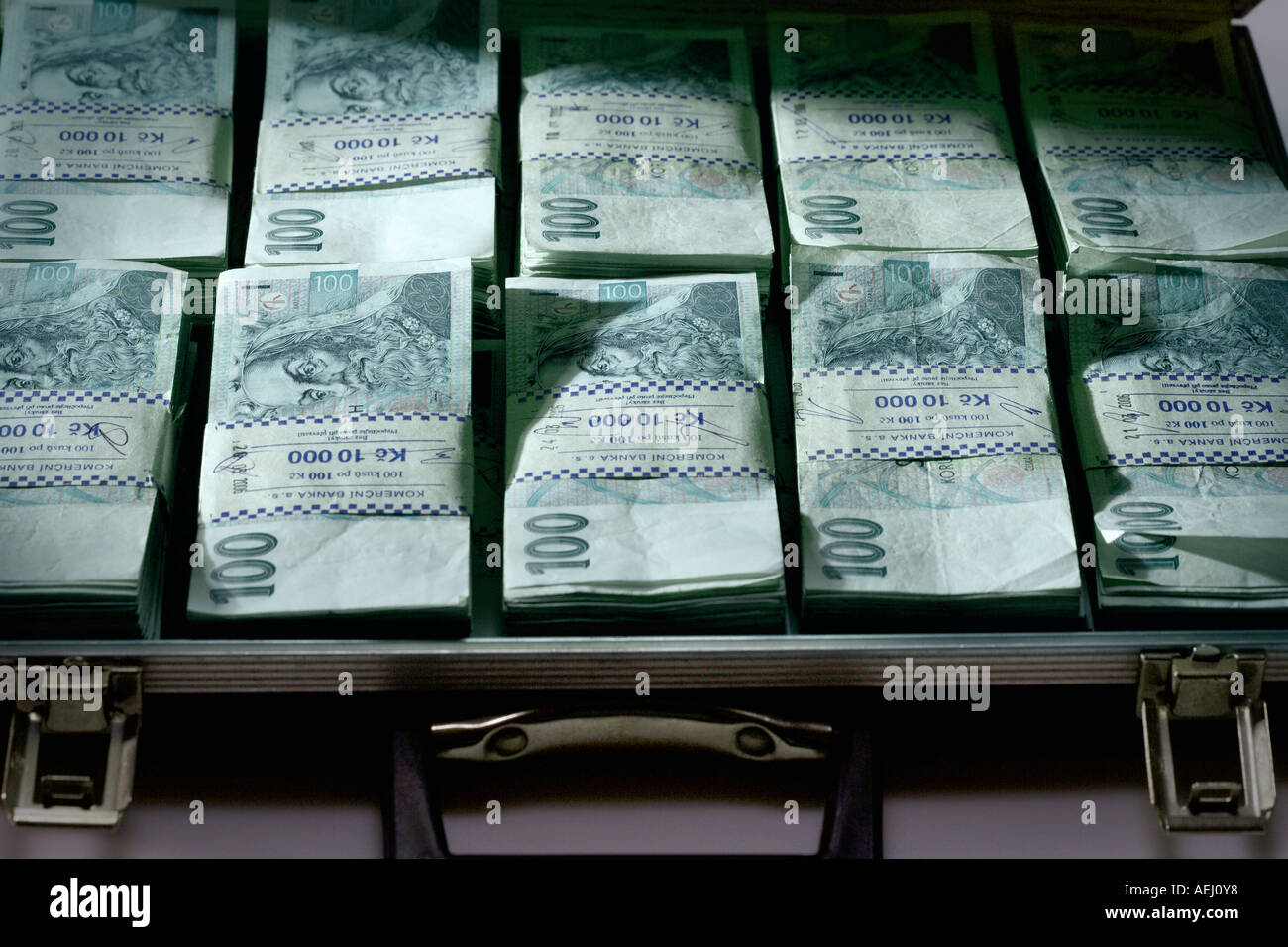 Briefcase money hi-res stock photography and images - Alamy
